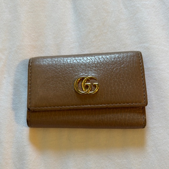 Gucci | Bags | Gucci Light Brownbeige Leather Key Holder 6 Ring Key ...